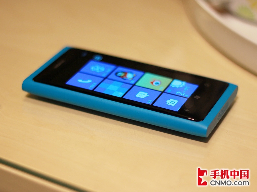 WP7系统蓝色骚机 诺基亚Lumia 800图集_手机_科技时代_新浪网