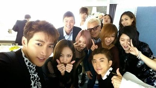 JYP家族团体合照曝光 演绎快乐大家庭(图)|李廷镇|家族|JYP_新浪娱乐_新浪网