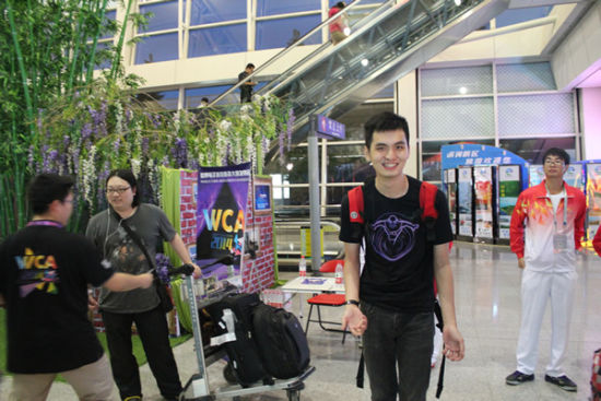 WCA DOTA2参赛战队VG成员三冰飞抵银川_电子竞技_新浪游戏_新浪网