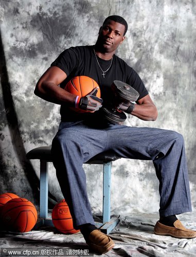 图文-辽宁外援与篮球宝贝拍写真 奥德捷也是肌肉男_篮球-CBA_NIKE新浪竞技风暴_新浪网
