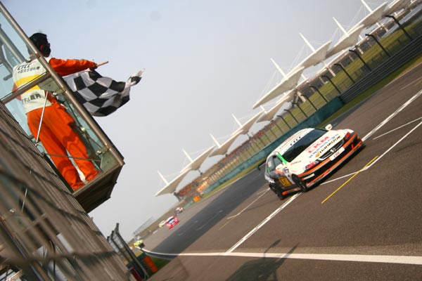 CTCC揭幕战2000cc正赛：陆淦夺冠 卢家骏亚军(图)_赛车-中国赛车_NIKE新浪竞技风暴_新浪网