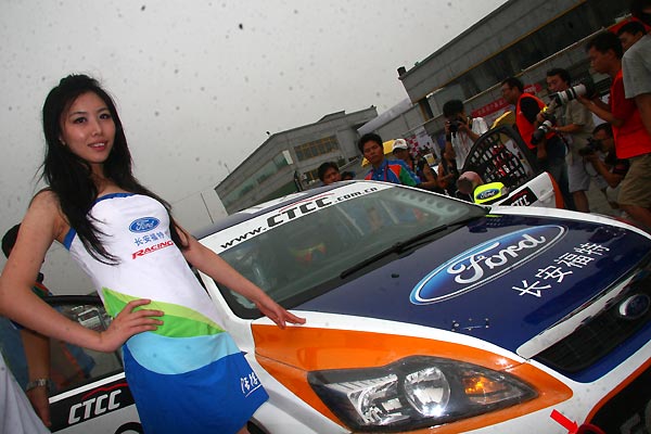 图文-CTCC北京站2000cc正赛 长安福特赛车女郎_赛车-中国赛车_NIKE新浪竞技风暴_新浪网