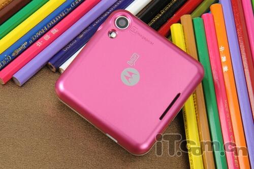 炫彩方块侧空翻 摩托罗拉ME511精彩图赏_手机_科技时代_新浪网