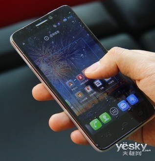 引领时尚新体验 8.15mm超薄TCL S820评测|TCL|手机|机身_手机_科技时代_新浪网