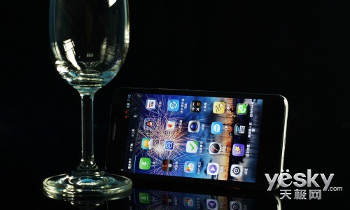 引领时尚新体验 8.15mm超薄TCL S820评测|TCL|手机|机身_手机_科技时代_新浪网