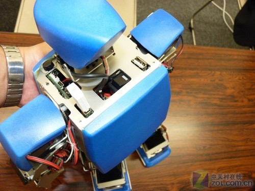 世界最复杂机箱 智能机器人PC公开发售_硬件_科技时代_新浪网