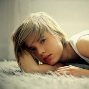 时尚界新“王子” 超模Agyness Deyn(2)_新浪尚品_新浪网